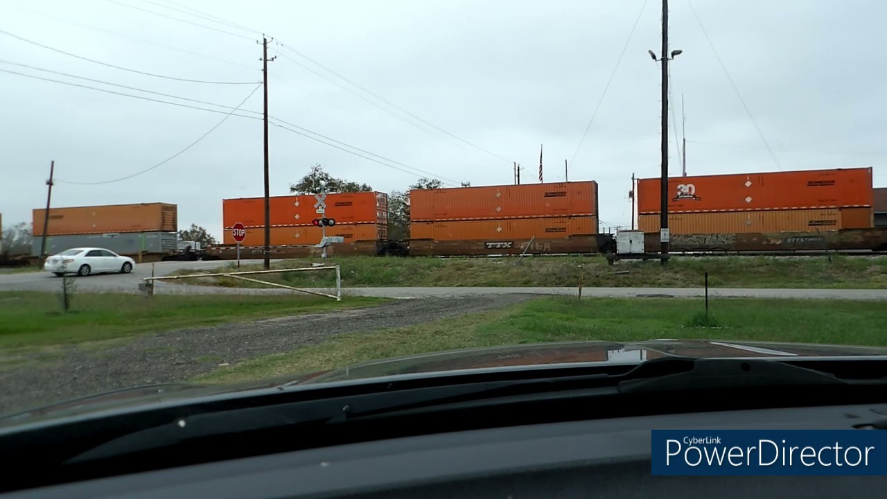 BNSF #8010 Leads QROBCHI6-07 - YouTube