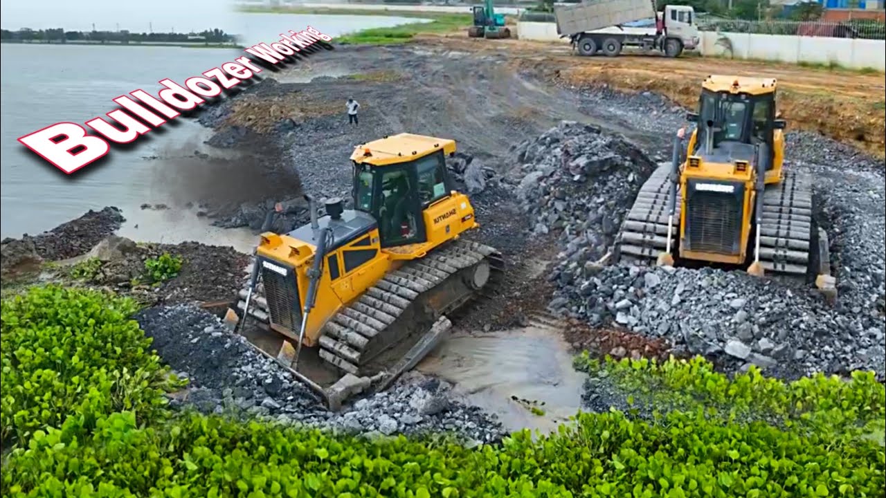 MACHINERY SHANTUI DOZER WORKING, CLEAN AND MOVE THE STONE INTO WATER ...