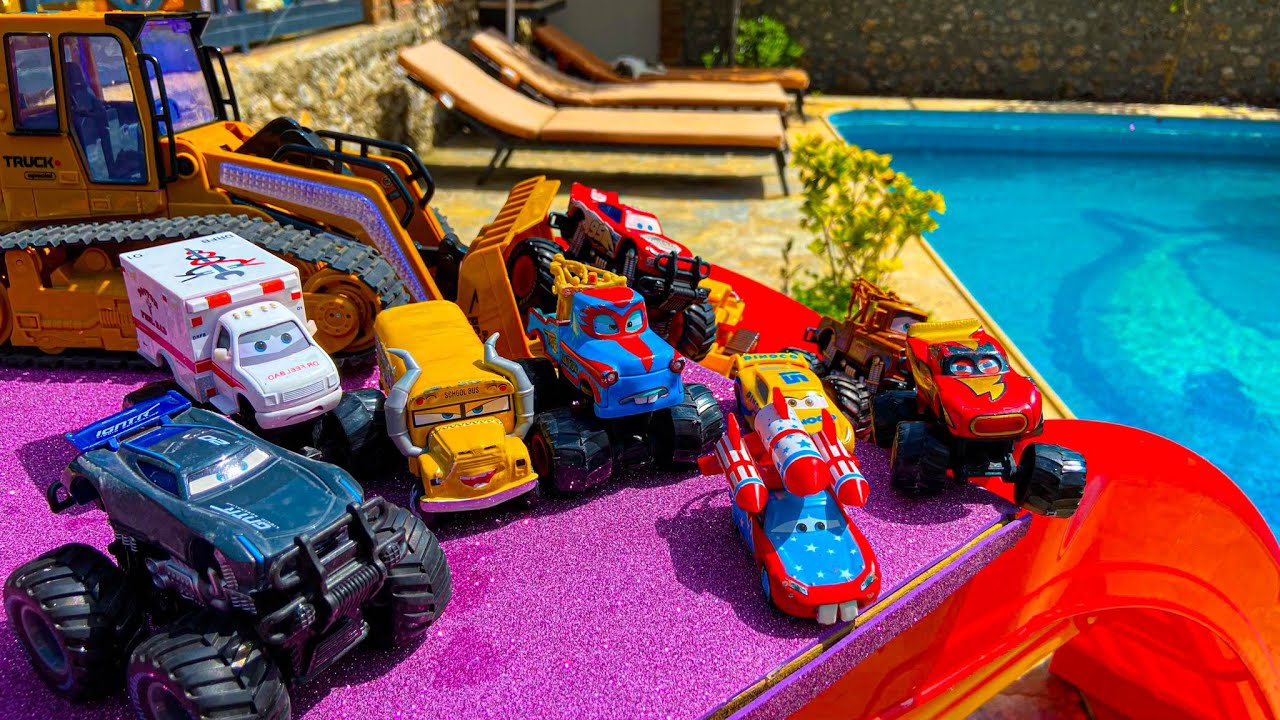 Disney Pixar Cars fall into the water: Lightning McQueen, Mater ...