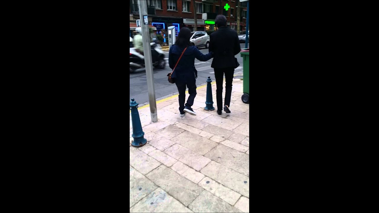Polio Chinese lady limping in paris - YouTube