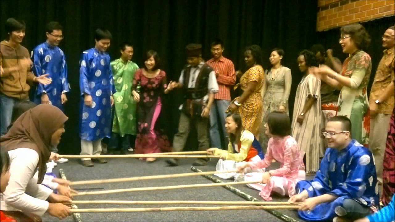 Vietnamese bamboo dance - YouTube