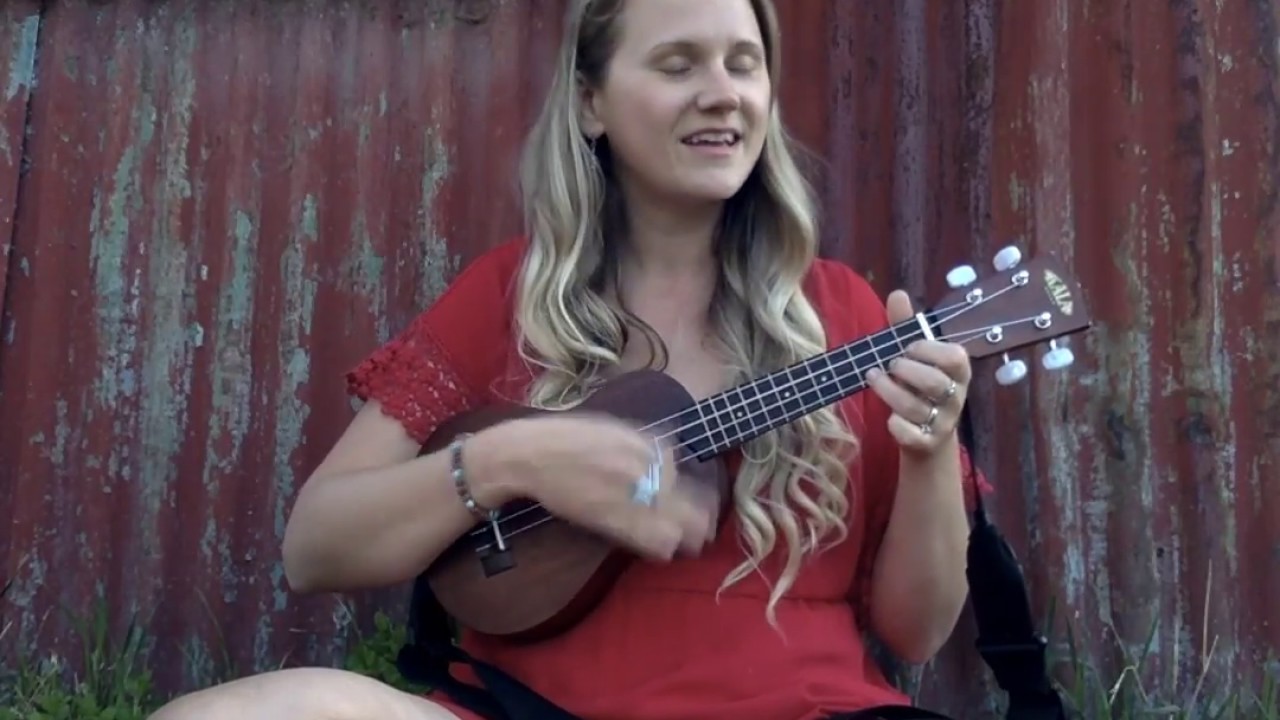 "Te Harinui" (Great Joy): Kiwi Christmas Song on the Ukulele - YouTube