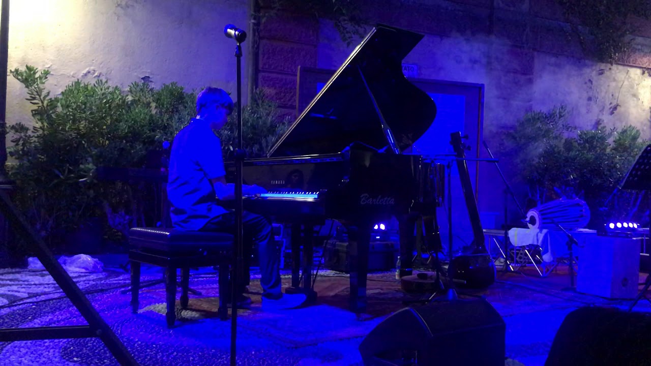 Ethan Emerson performing in Zoagli, Italy - YouTube