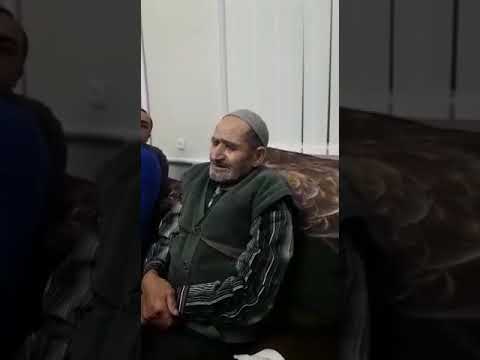 У мурата на коране дед читает
