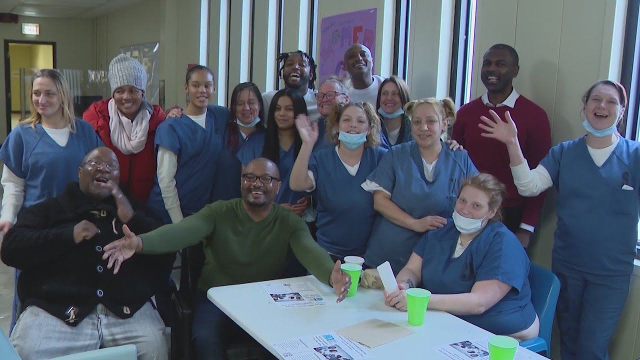 Bringing comfort and joy to the Cook County Jail for Christmas - YouTube