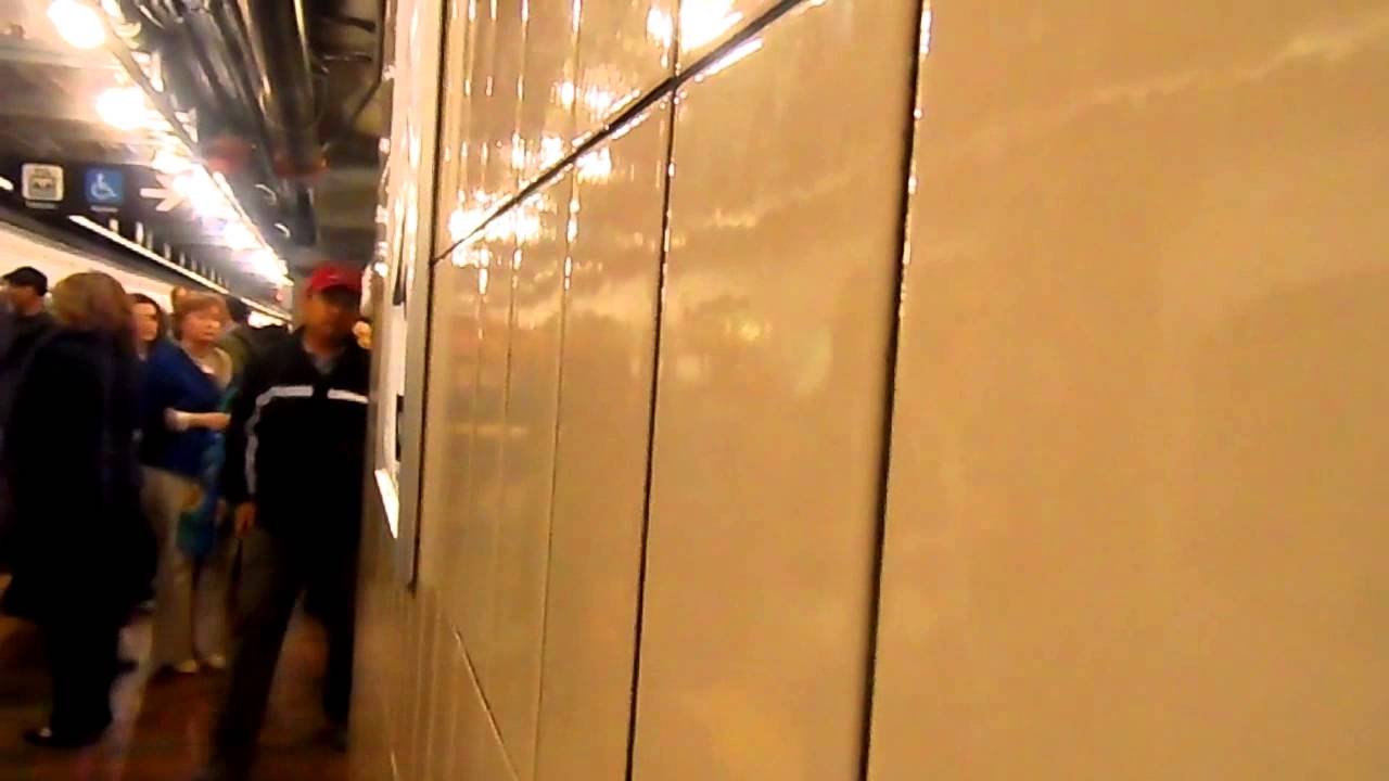 TTC Hawker Siddeley H5 # 5789 Arriving At Union Station - YouTube