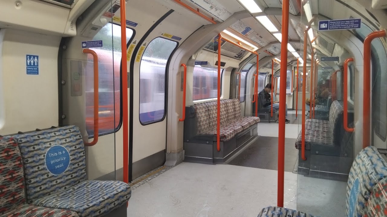 Central Line - 1992 Stock - Carriage Refurb - (91001) - Shepherd's Bush ...