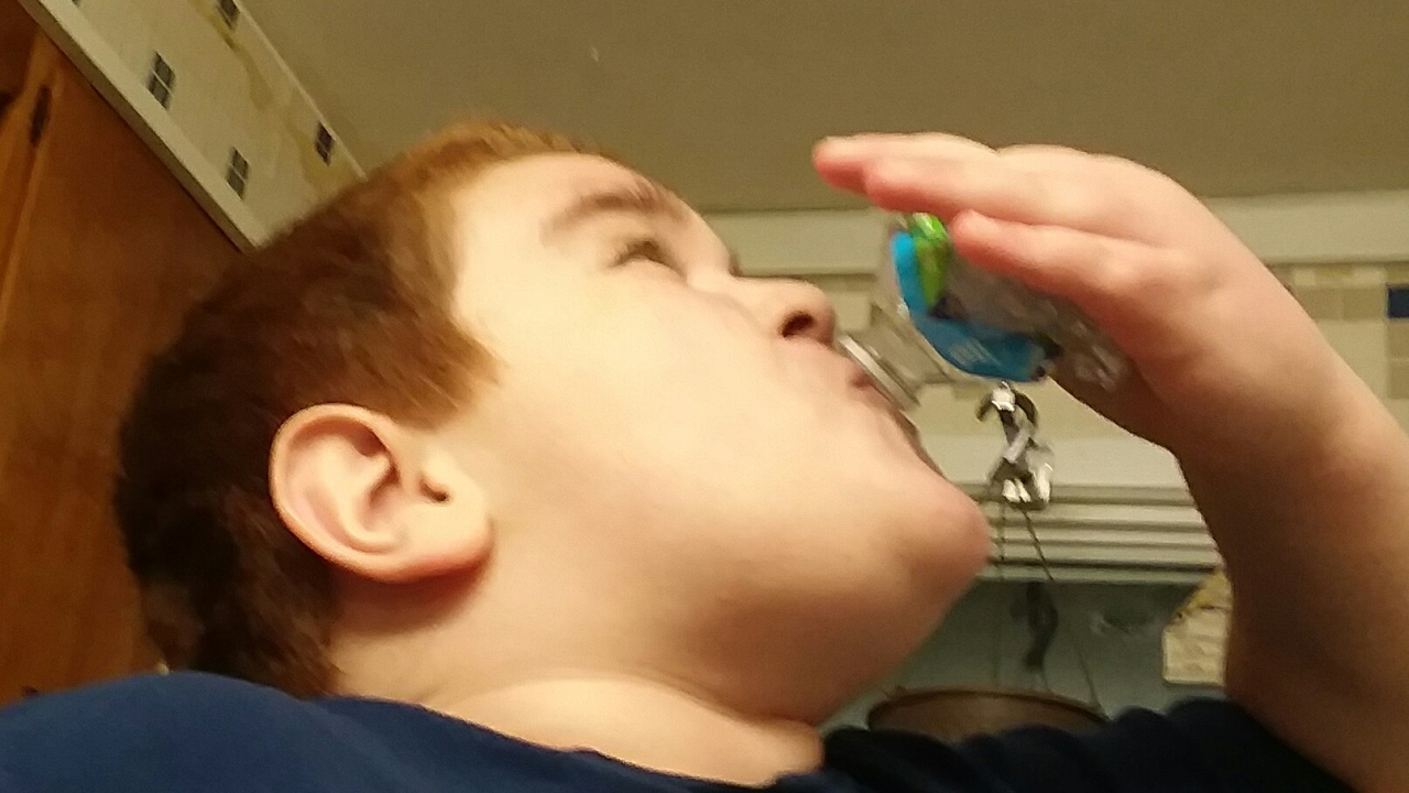 DOING THE 1 SECOND WATER BOTTLE CHUG CHALLENGE!!! - YouTube