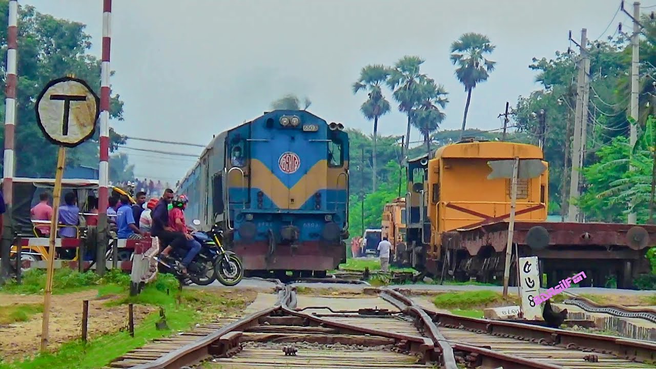 খোলা রেল গেট || India-Bangladesh Bandhan Express crossing OPEN rail ...
