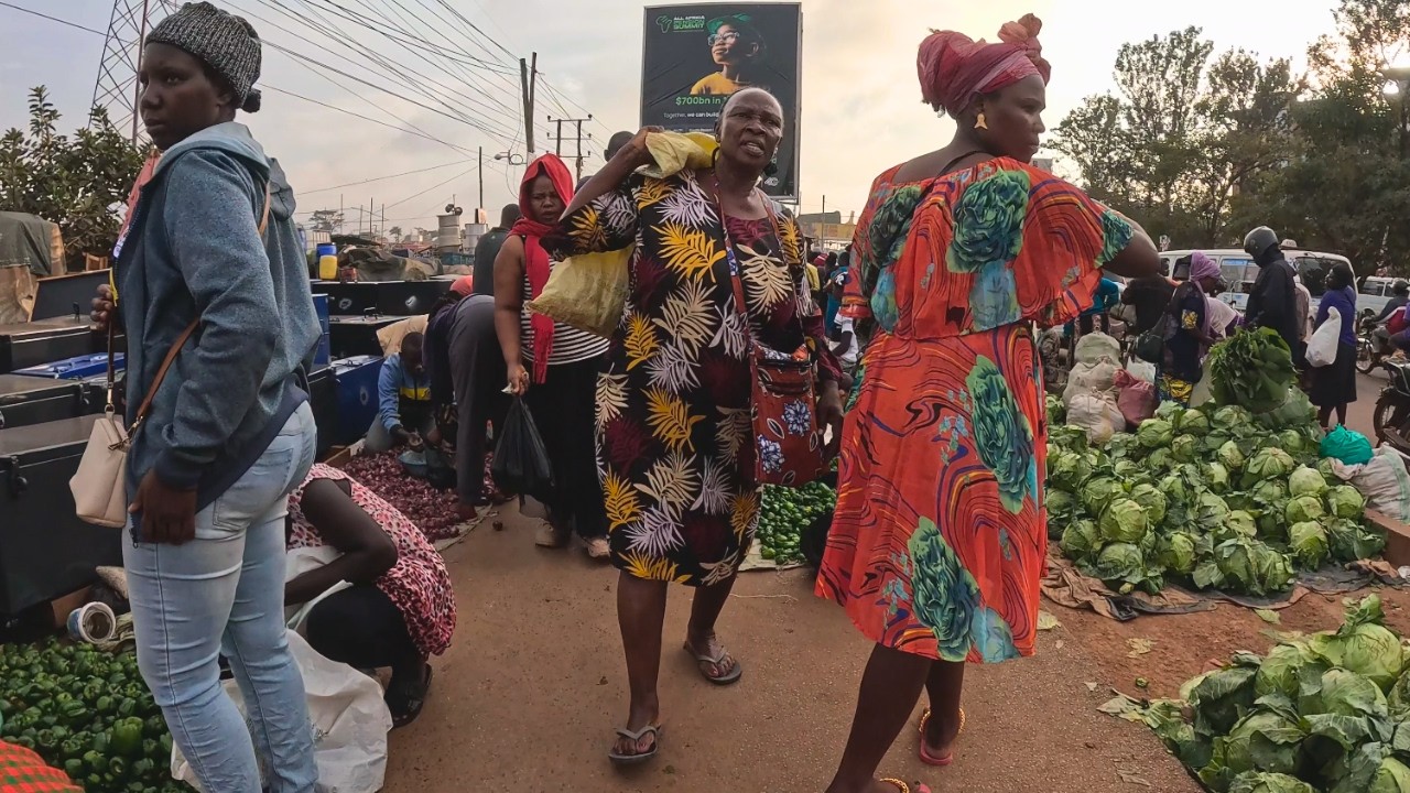 INSIDE A BUSY LOCAL STREET MARKET🌍 UGANDA🇺🇬 - YouTube