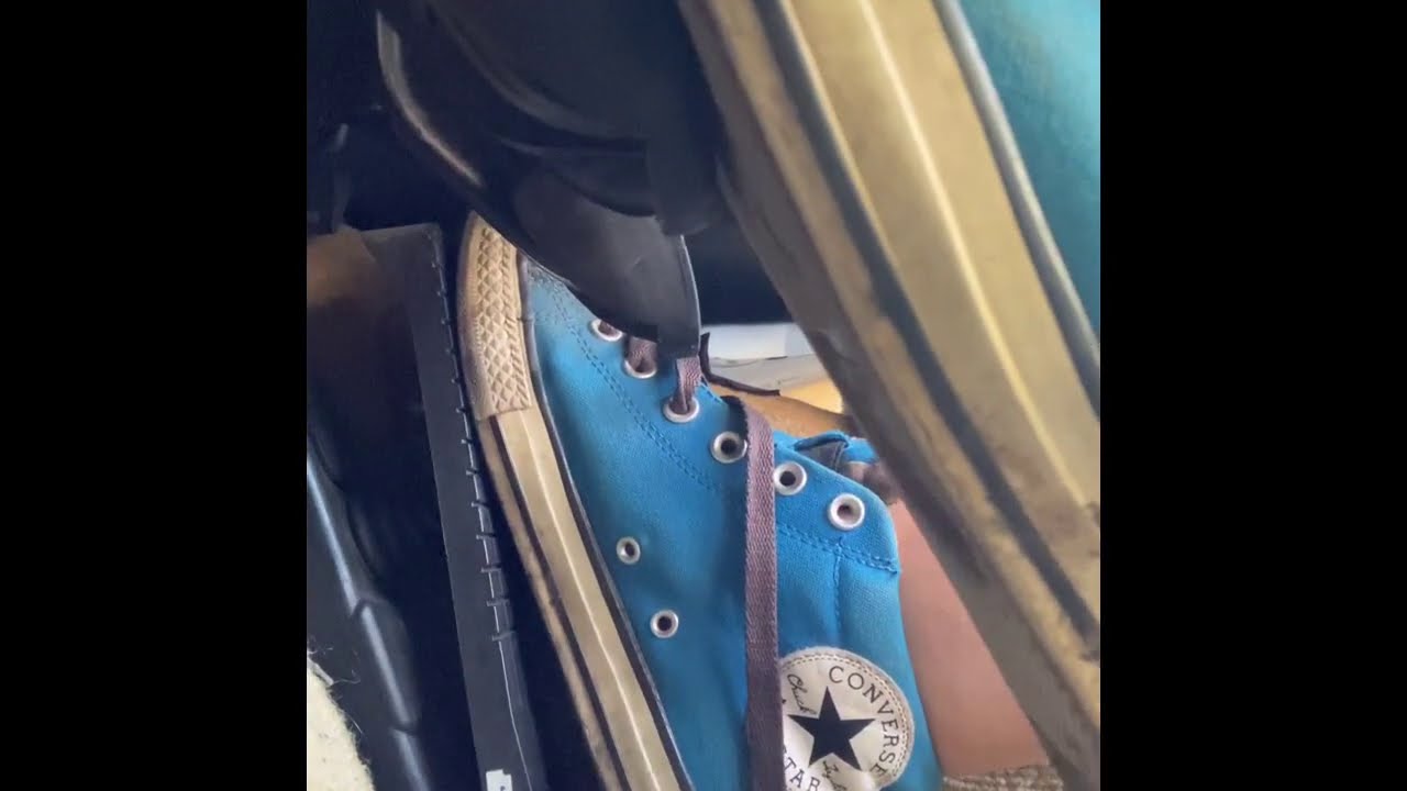 A lil side, a lil rear, some ratty converse an’ more bare feet - YouTube