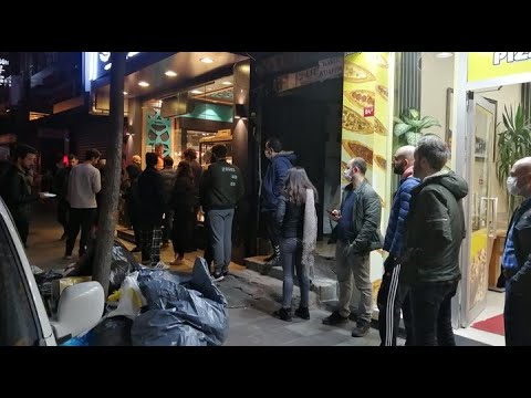 SOKAĞA ÇIKMA YASAĞI ÖNCESİ BURSA SOKAKLARINDA YİYECEK TELAŞI