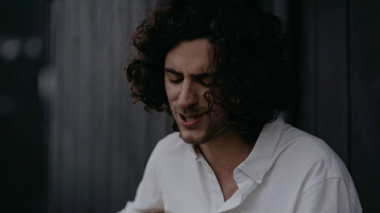 THOM Music - Hips Don't Lie (Live) - YouTube