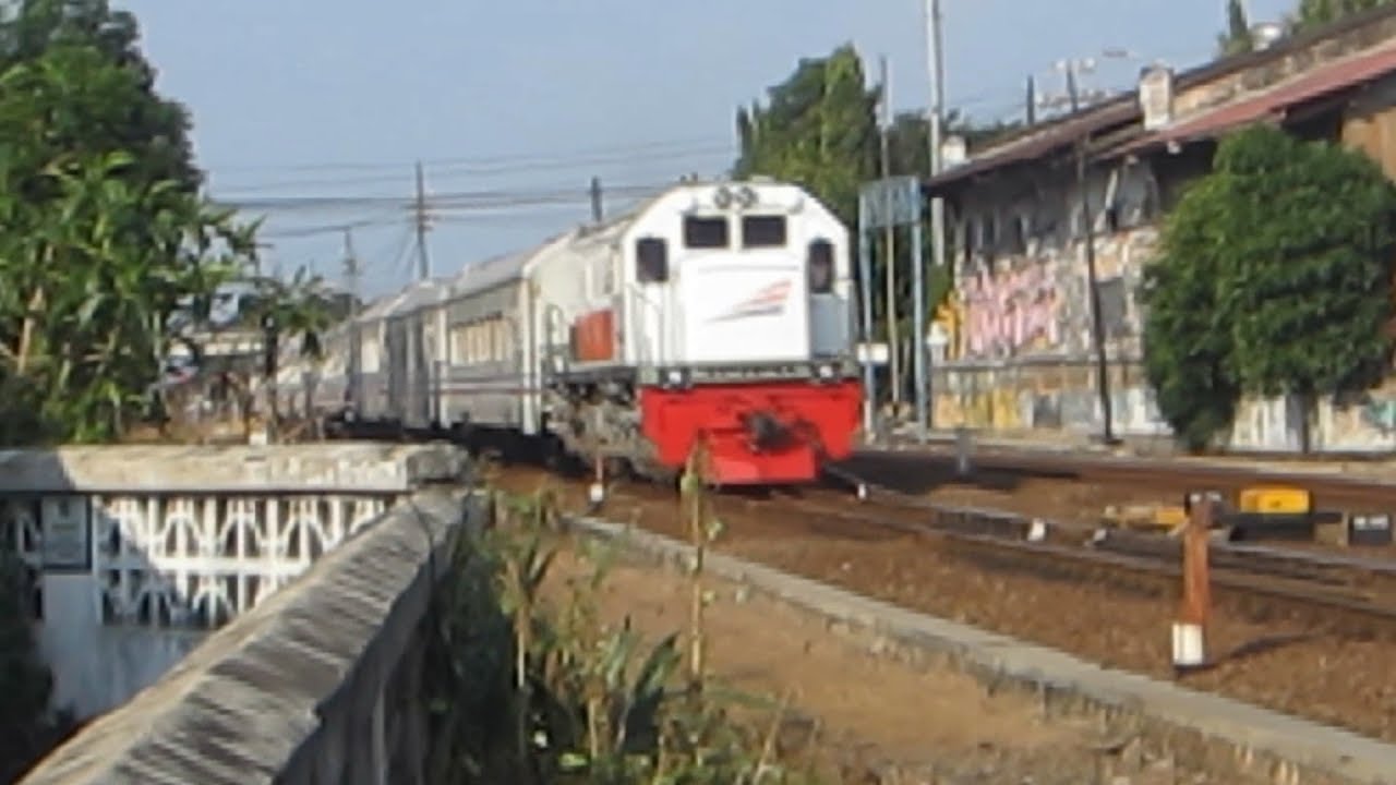 ka.malioboro ekspres di tarik loko mistis(BADER) - YouTube