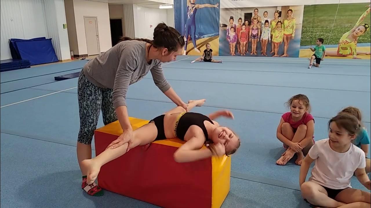 Растяжка на поперечный шпагат - YouTube