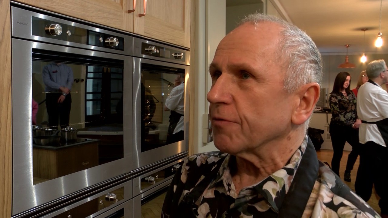 Wayne Sleep offers dancing advice - YouTube