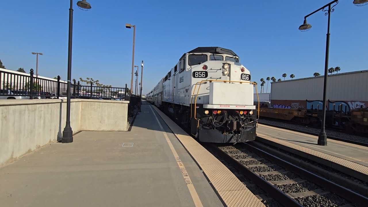 SCAX 856 F59PH/ F59PHR Arriving at Glendale Station. - YouTube