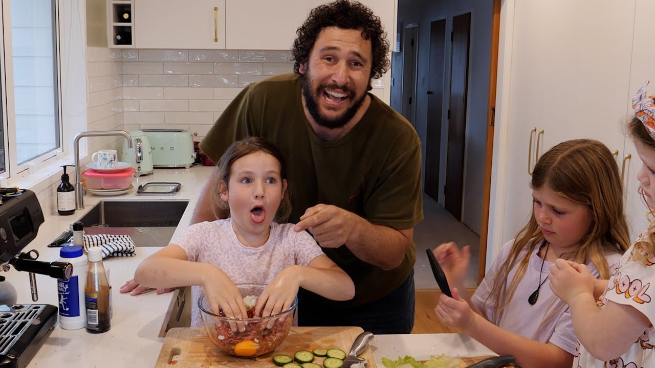 How to make home-made burgers | Quick Feeds! - YouTube