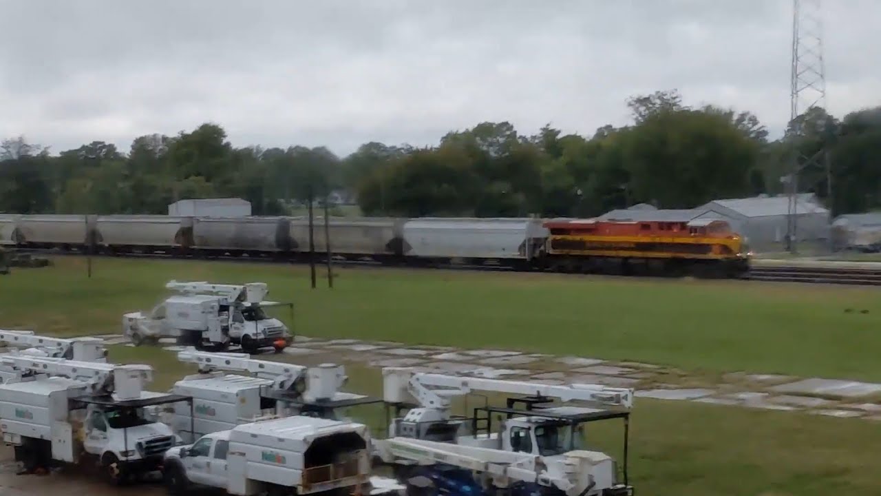 10/2/2021 - Quick Catch: KCS ES44AC 4802 leads CN G893 - YouTube