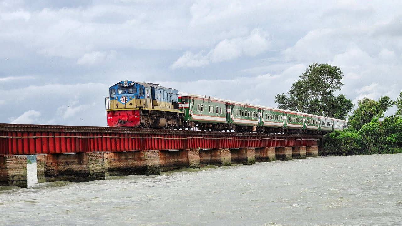 Lalmoni Express Train on Baunjan Railway Bridge, Dilpashar, Chalan Beel ...