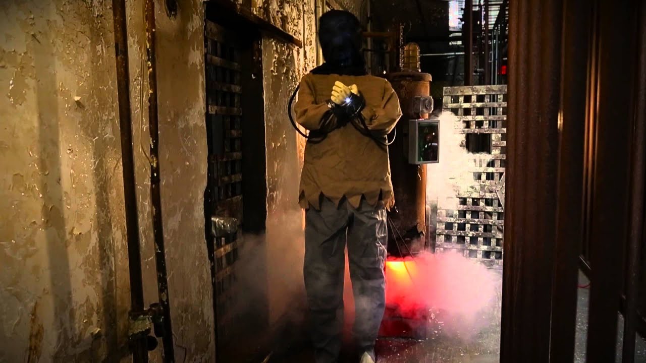 Electrified Maniac - Spirit Halloween - YouTube
