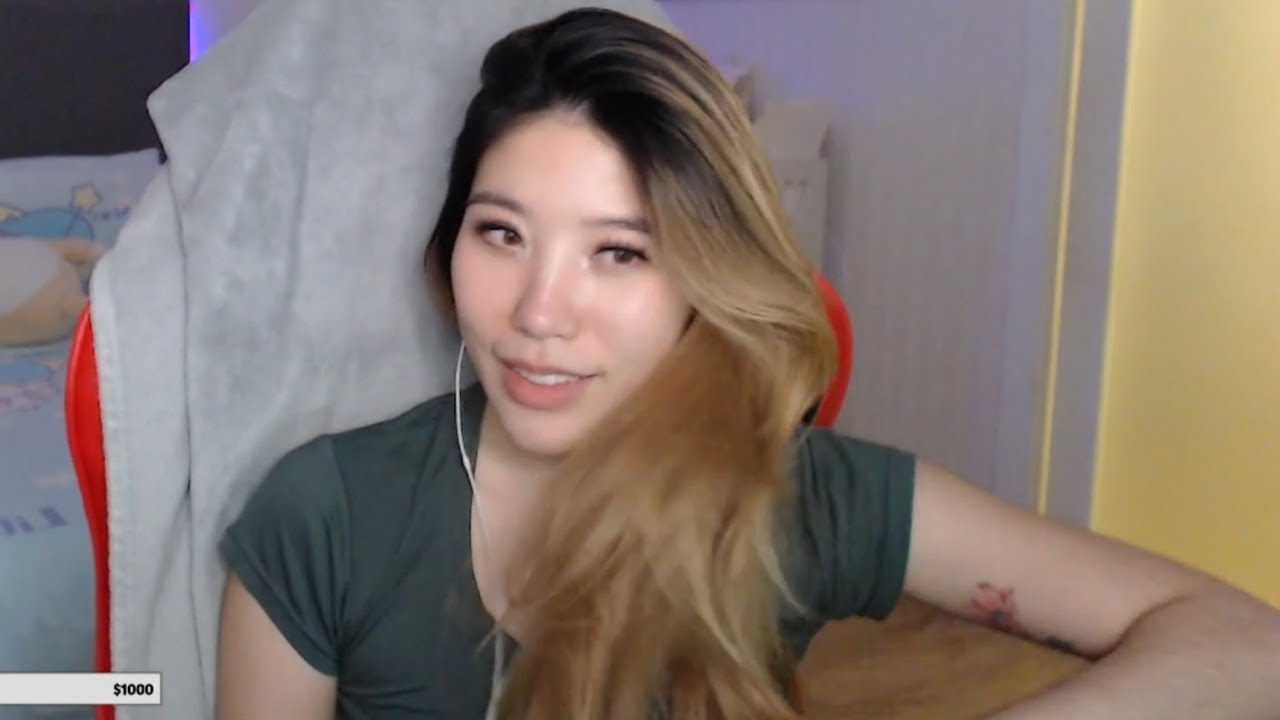 I found a female simp - YouTube