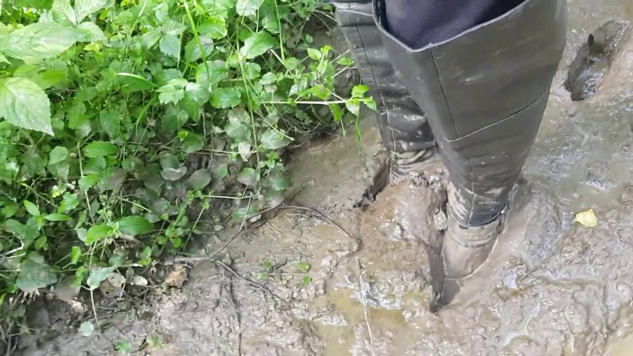 Thigh boots Paolo Conte in mud (5) - YouTube