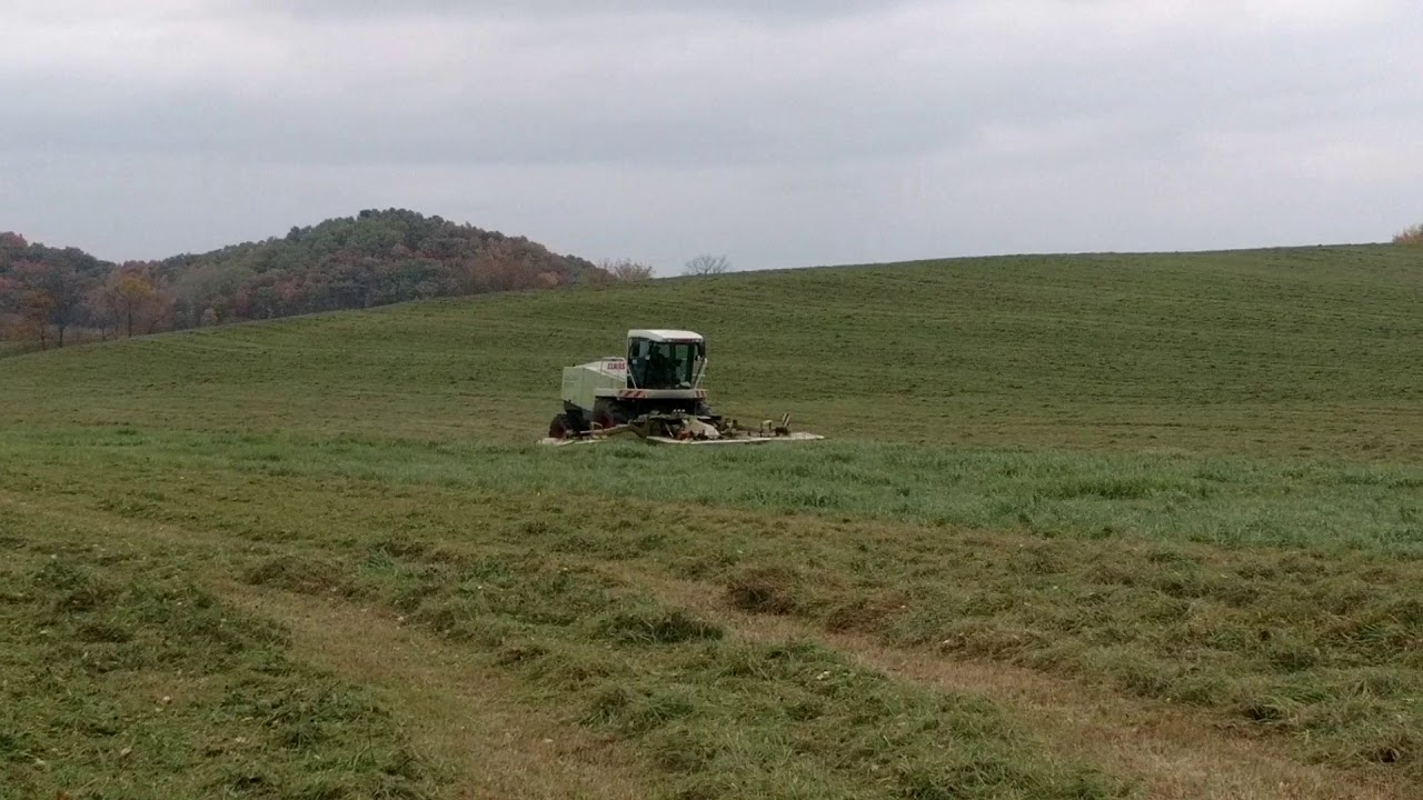 Claas 8500 cutting hay - YouTube