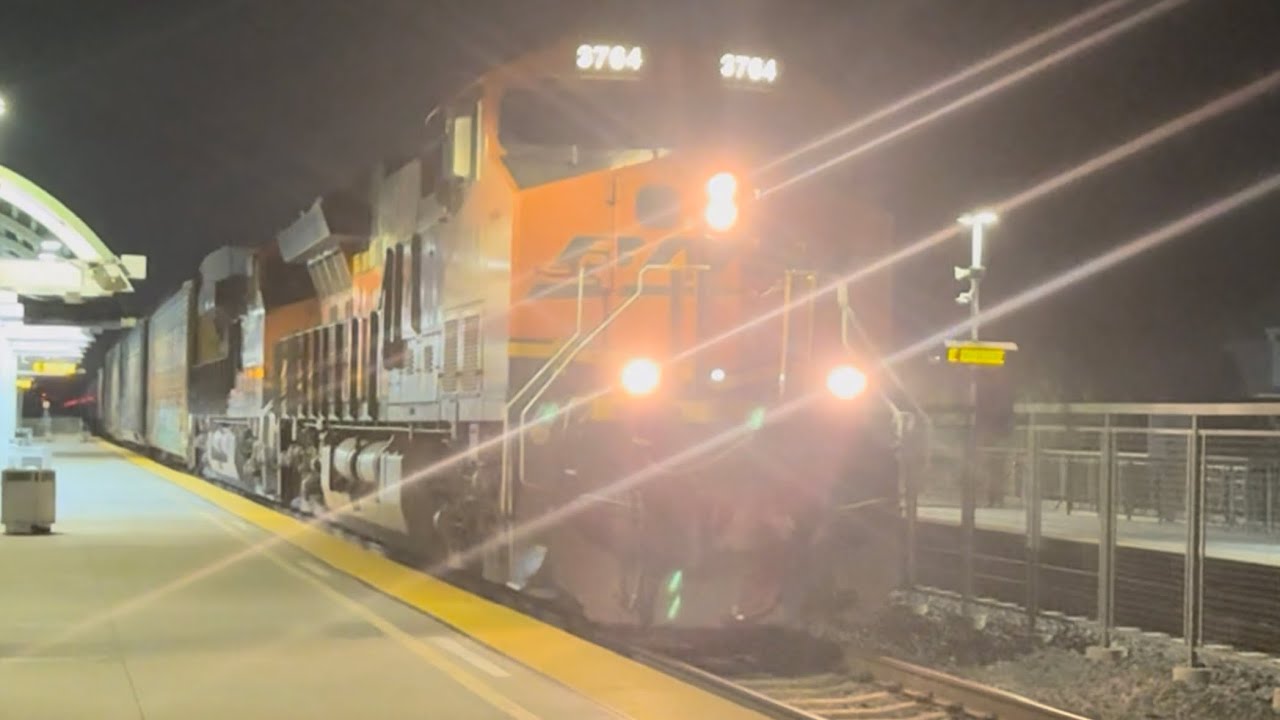 BNSF 3764 ET44C4 Leads BNSF H-BARSDG in Tustin CA Train Station with BNSF 1014 C44-9W DPU - YouTube