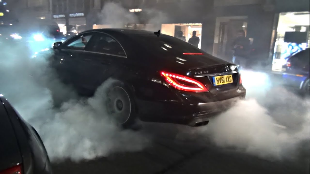 Mercedes pulls MASSIVE BURNOUTS and loud sounds cause mayhem in London ...