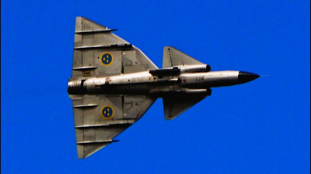Silver Saab 37 Viggen Soaring Through Gorgeous Skies [4K] - YouTube