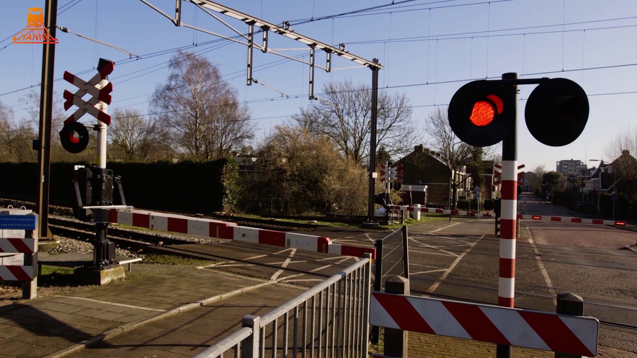 DUTCH RAILROAD CROSSING - Vucht - Loonsebaan - YouTube