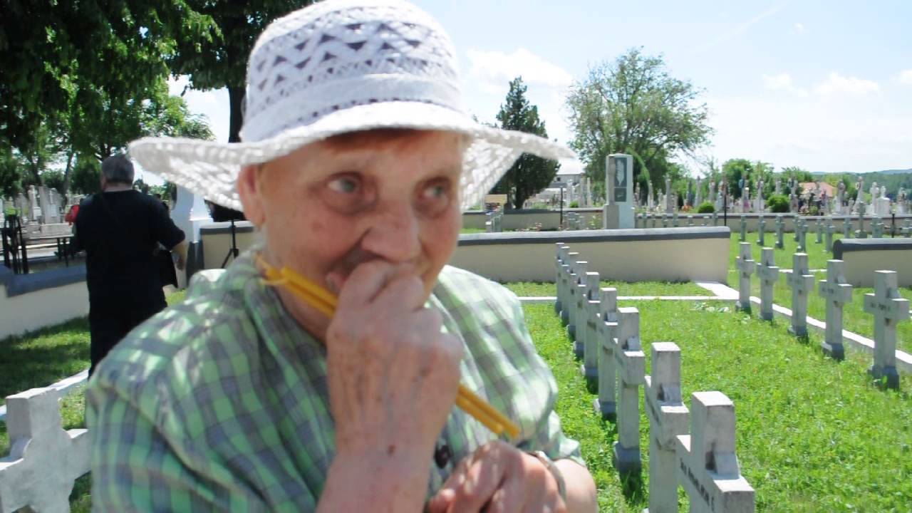 Lacrimi pentru eroii morti in razboi (Botosani, 2014) - YouTube