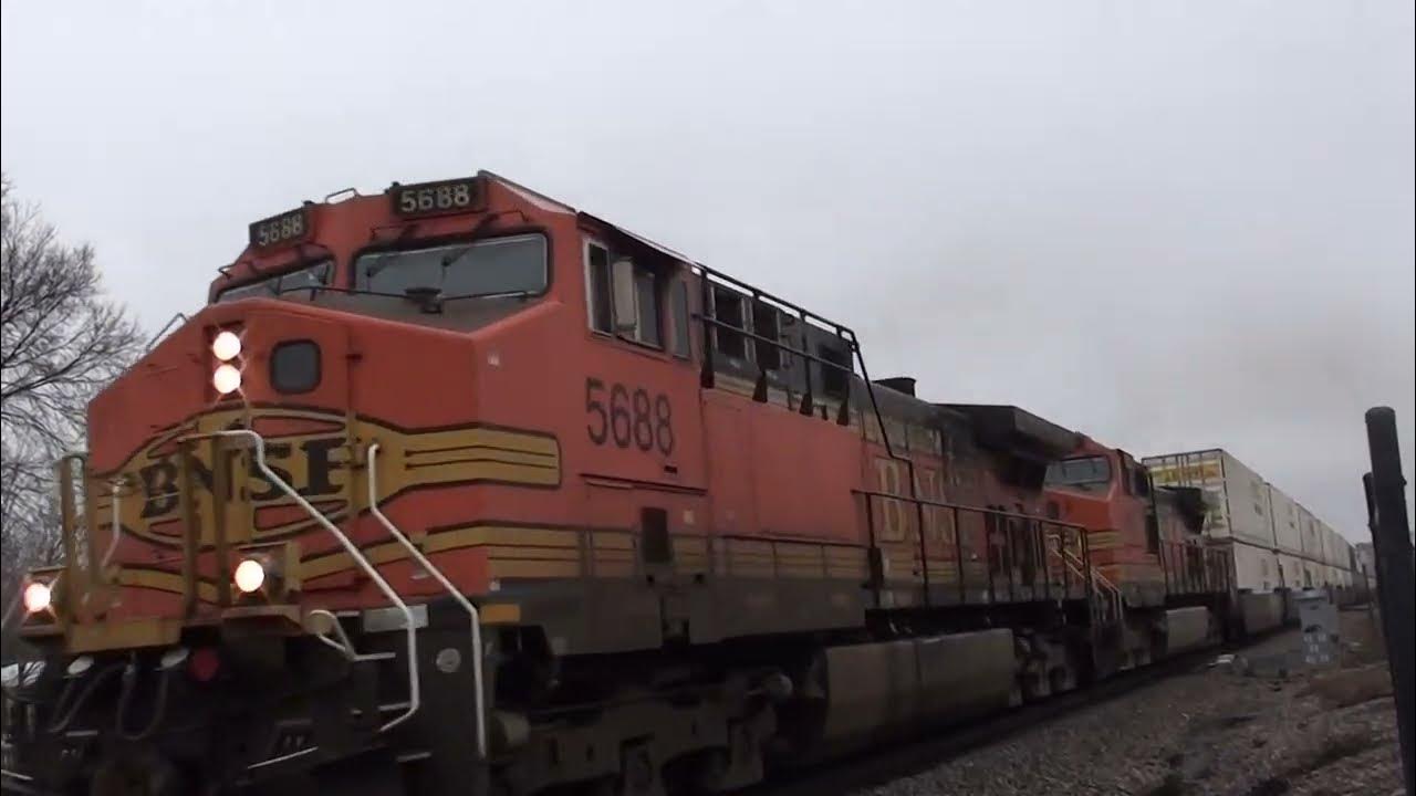 BNSF #5688 Leads WB Stacktrain. Olathe, KS 1/27/24 - YouTube