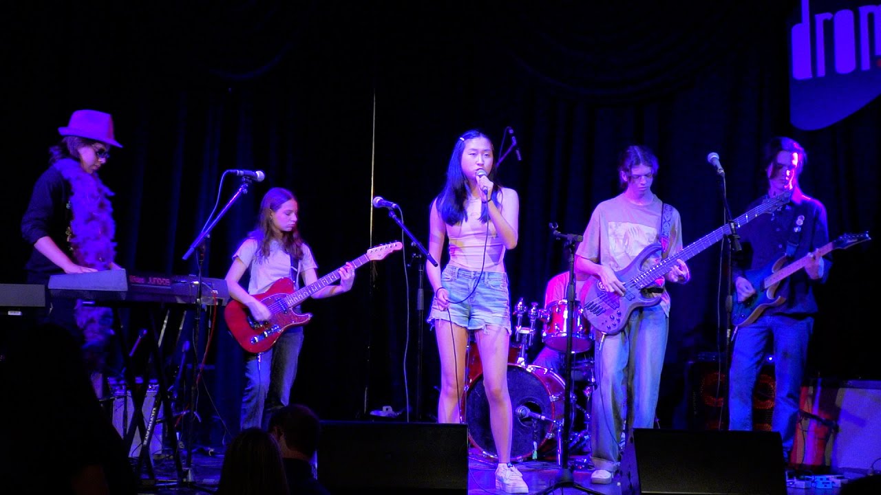 Lady Grinning Soul David Bowie - YouTube