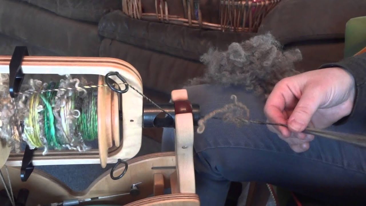 Spinning/adding locks or curls into yarn - YouTube