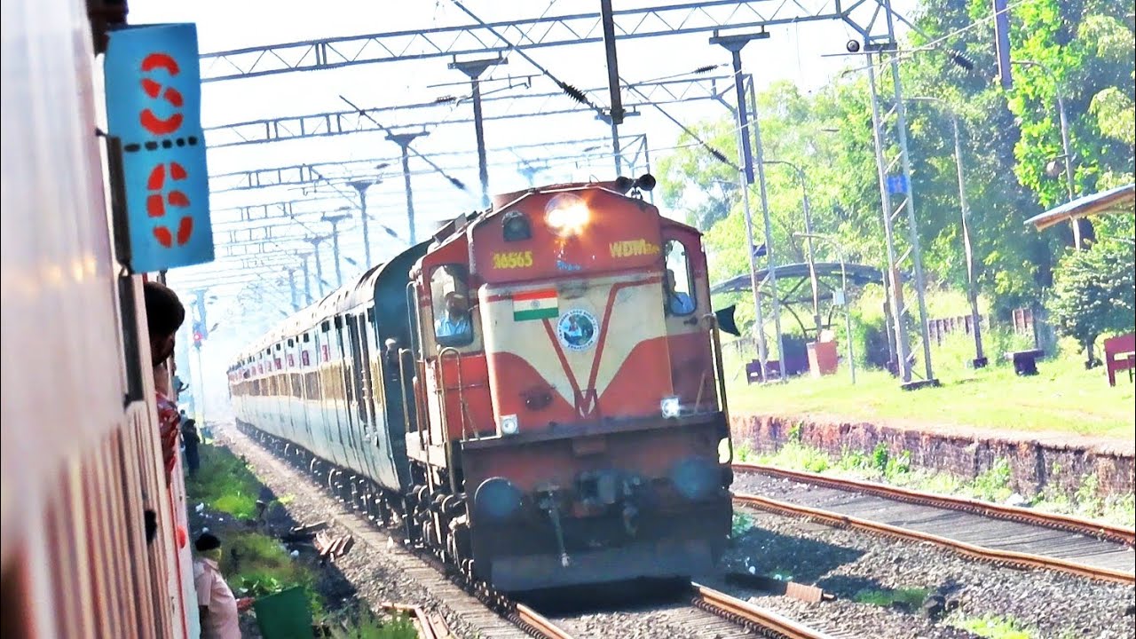 12202 Mumbai LTT - KOCHUVELI GARIB RATH Express | Crossing At Vinhere ...