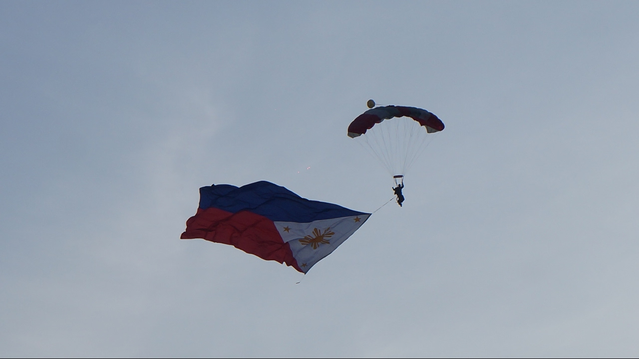 Philippine Flag Sky Diving Act at #PhilBalloonFest - YouTube