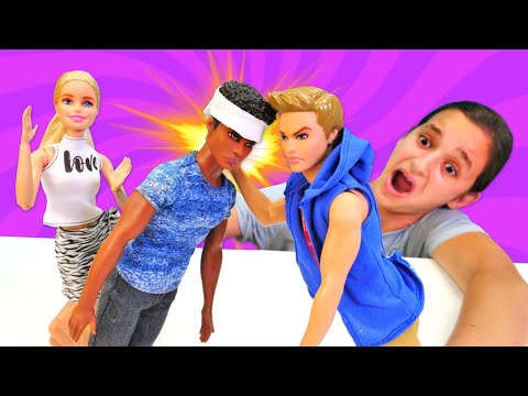 Barbie video. Ken Barbie'yi kıskanıyor ve yumruk atıyor! Kukla oyunu