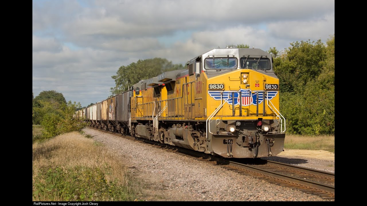 Union Pacific dash 9 leading Union Pacific sd70mac - YouTube