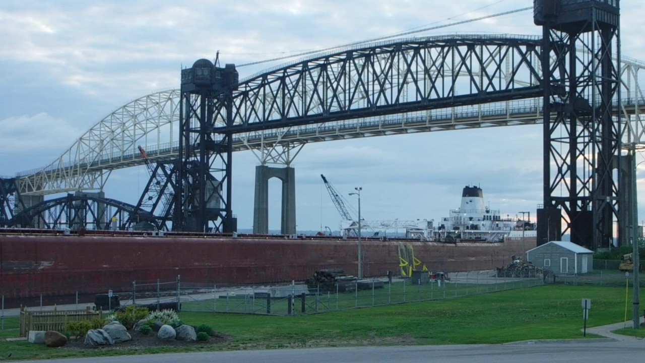 Great Lakes freighter Roger Blough at the International Bridge - YouTube