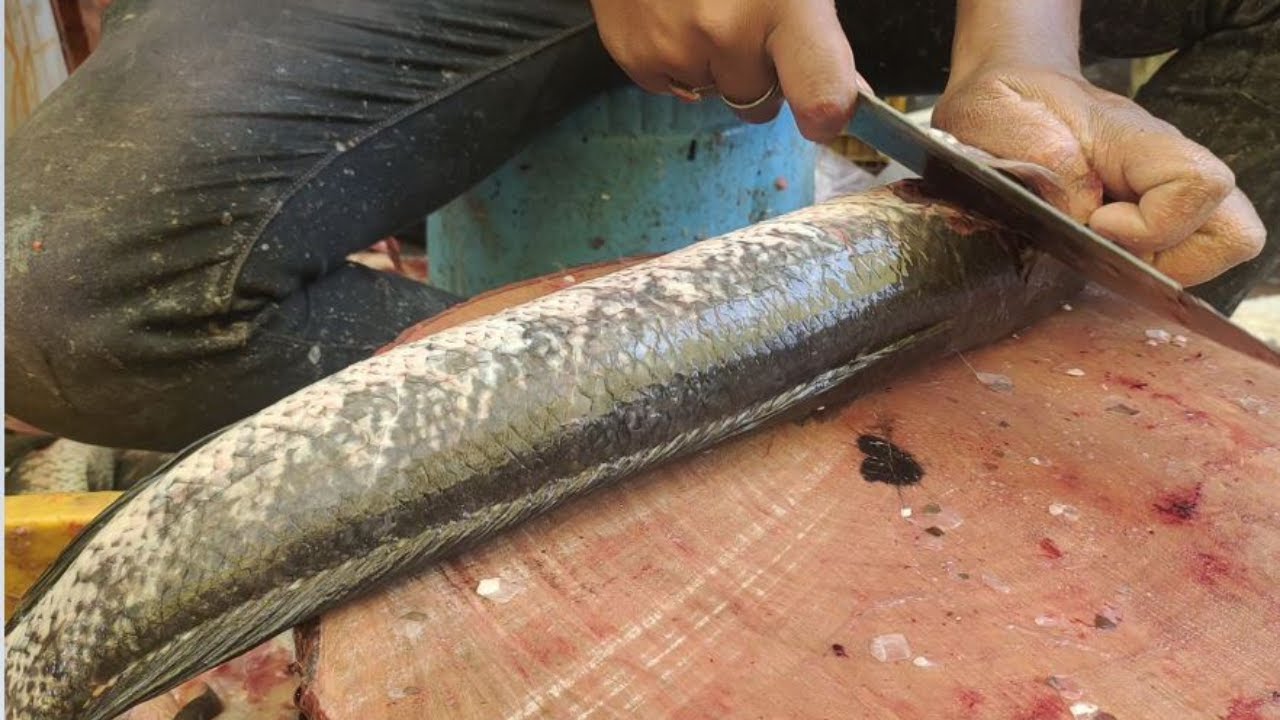 Amazing fish cutting skills in begum bazaar at Hyderabad || korameenu ...