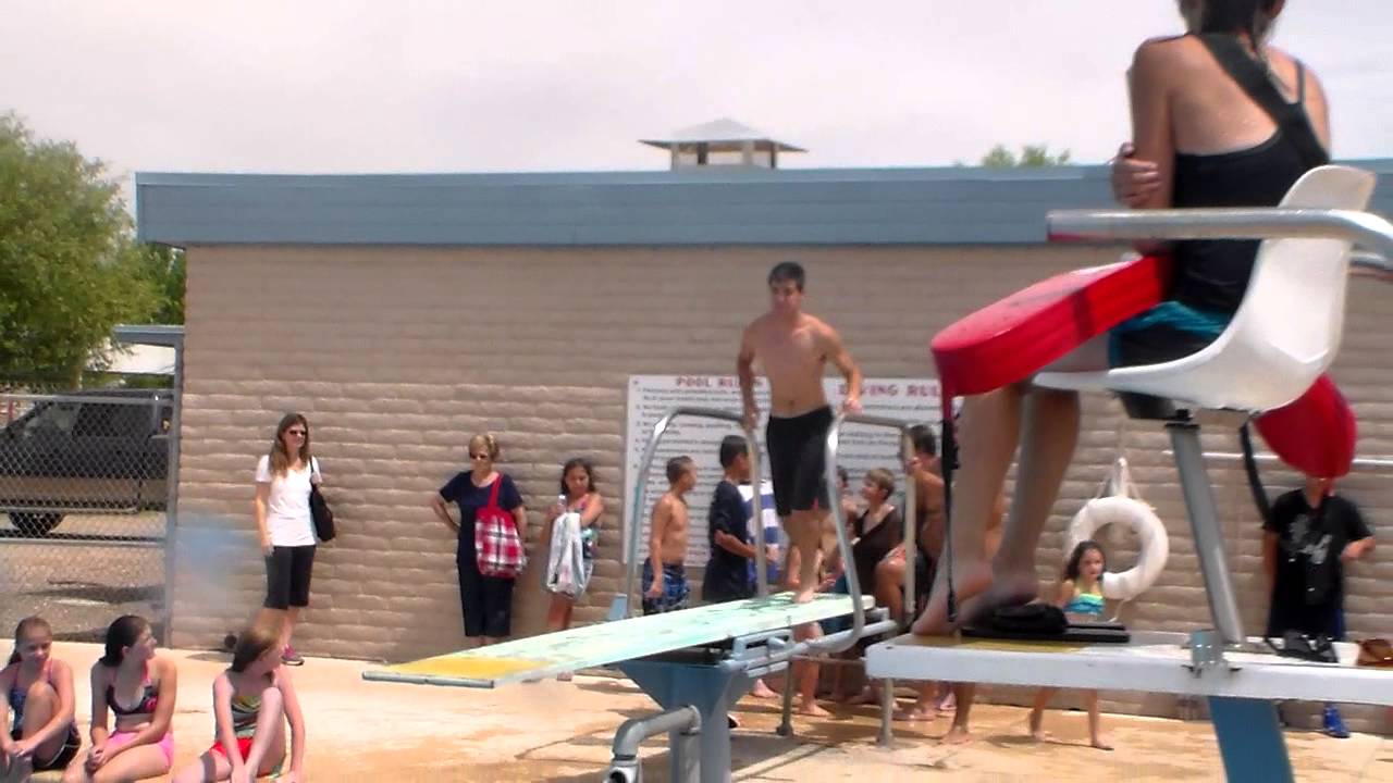 Lifeguard splash and dive at Willcox July 4 swim - YouTube
