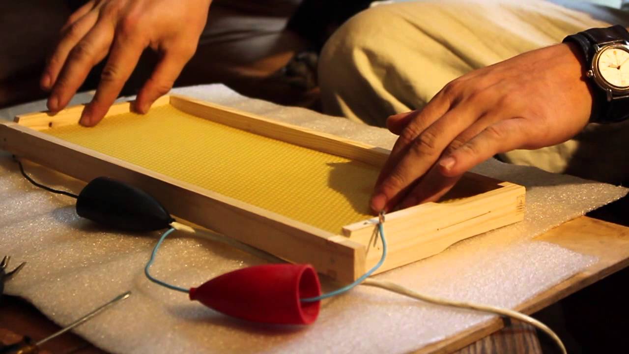 Wtapianie węzy pszczelej w ramkę domowym sposobem / Wiring wax ...