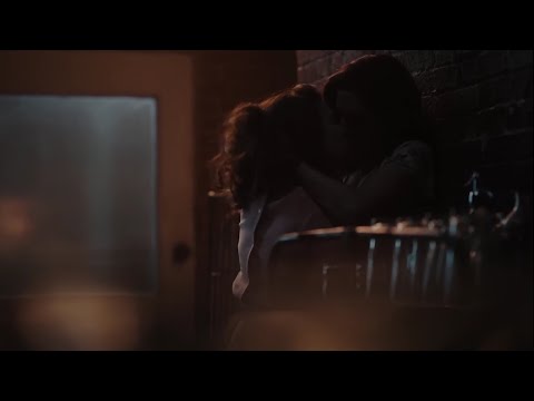 Greta and Carson Lesbian Kissing Scene - A League of their own - S1 E1