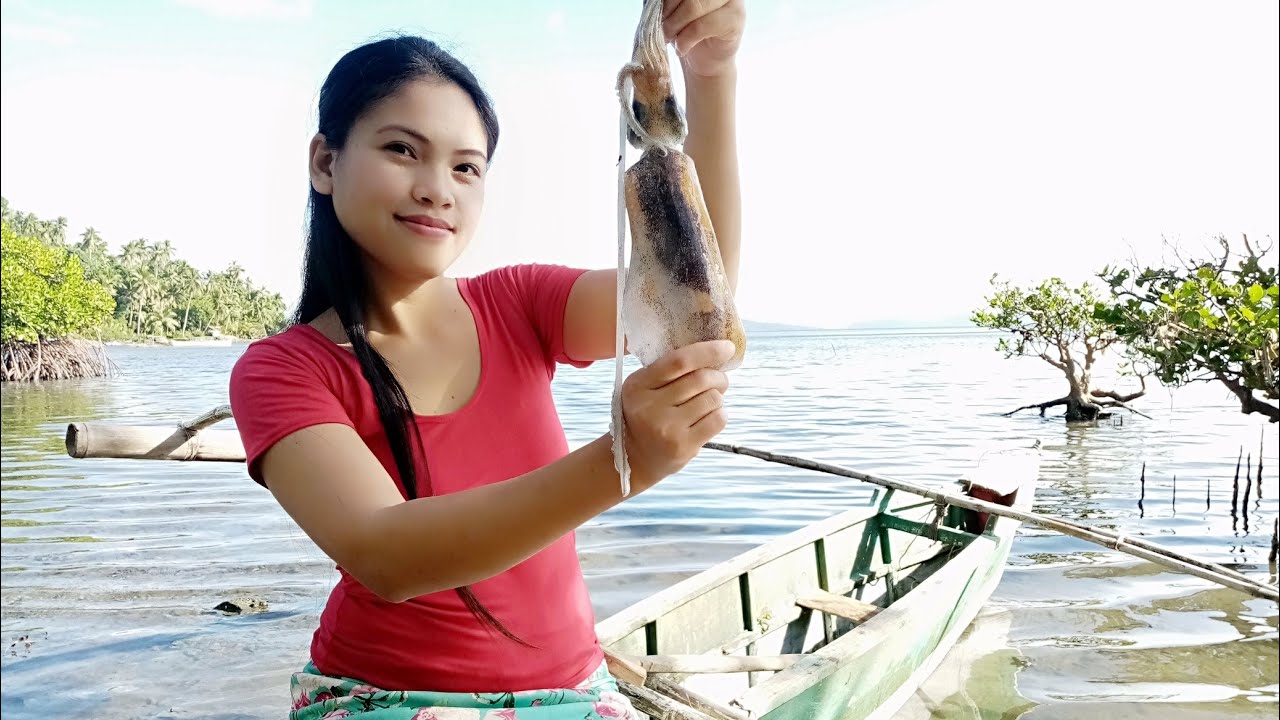 Girl catch and EAT fresh SQUID from SEA - Simple Life TV Ph - YouTube
