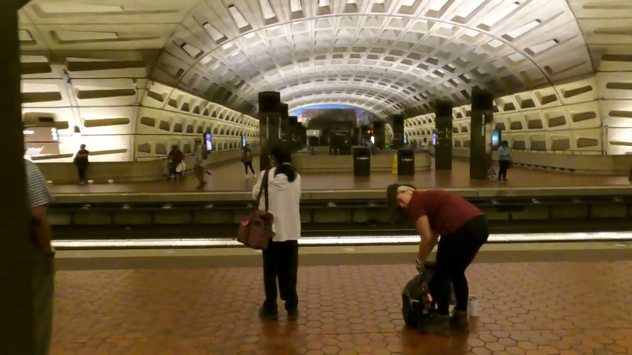 ⁴ᴷ⁶⁰ Walking Washington, DC: Tour of the Metro Center subway station ...
