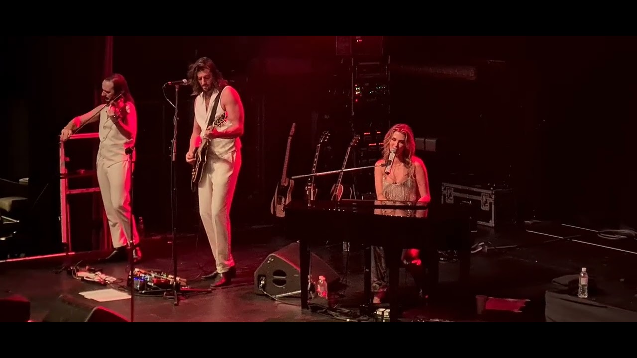 Delta Goodrem Play and Born To Try Live at The 02 Ritz Manchester 31/08 ...