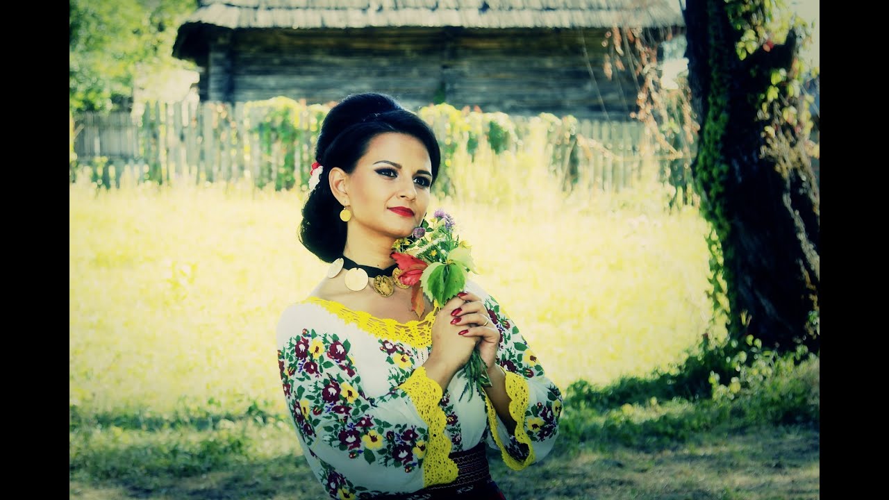RUXANDRA PITULICE - O batrana de la tara - YouTube