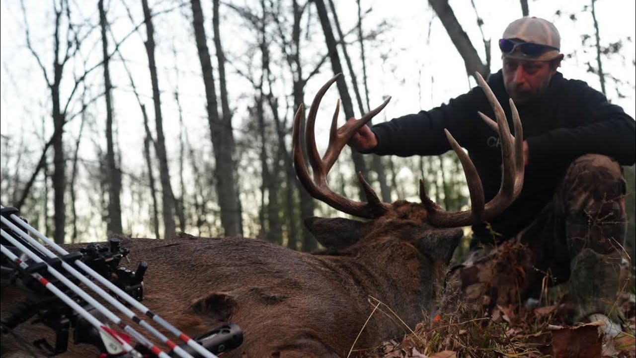 174" Wisconsin Giant! (BOW HUNTING WISCONSIN WHITETAILS) - YouTube